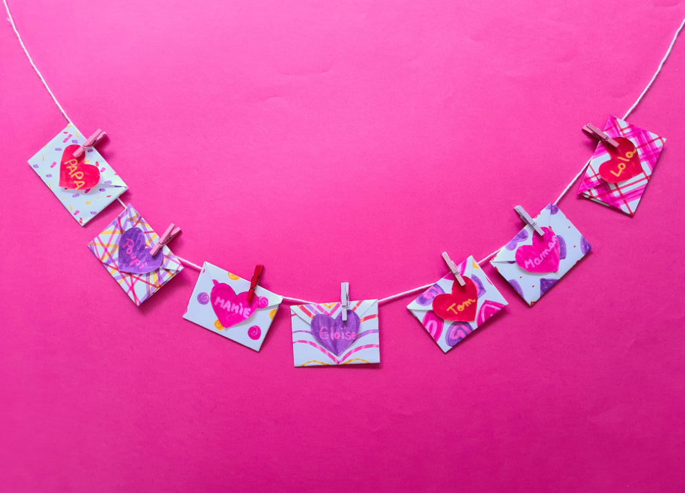 Garland of heart-shaped envelopes for Valentine’s Day - Maped Helix SA